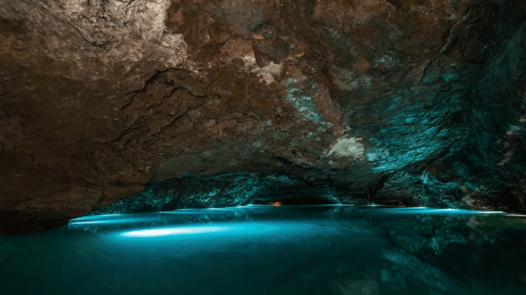 Tennessee Caves & Caverns You Can Actually Tour (Yes, They're Unreal)