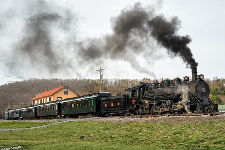 12 Stunning Train Rides In Pennsylvania For The Ultimate July Adventure